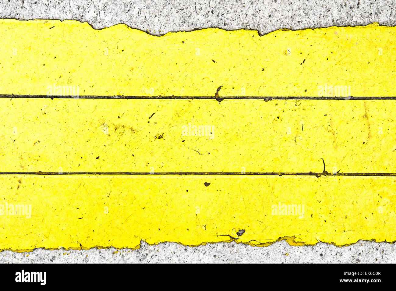 Yellow line on cracked asphalt hi-res stock photography and images - Alamy