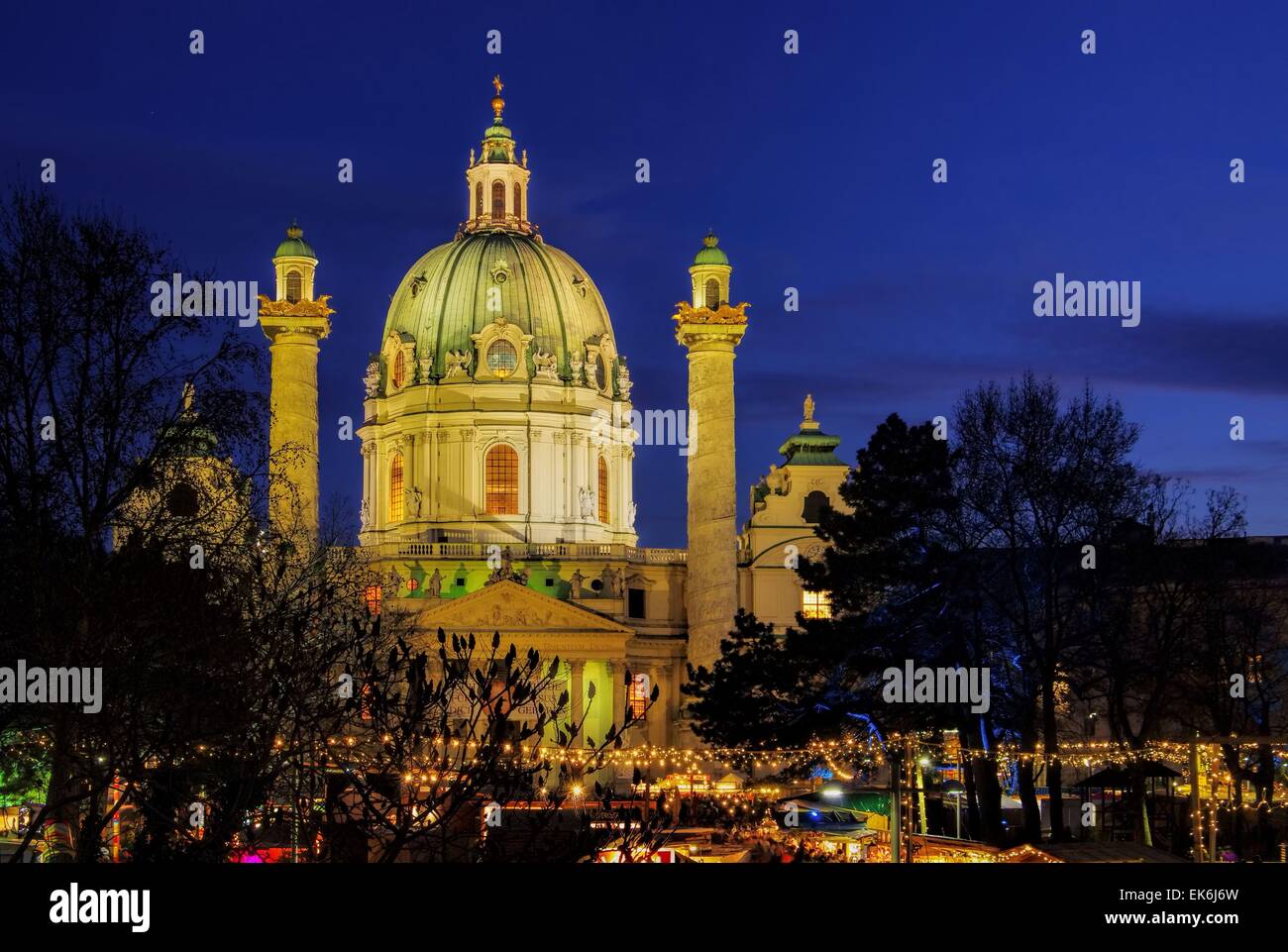 Wien Weihnachtsmarkt Karlsplatz - Vienna christmas market Charles Stock ...