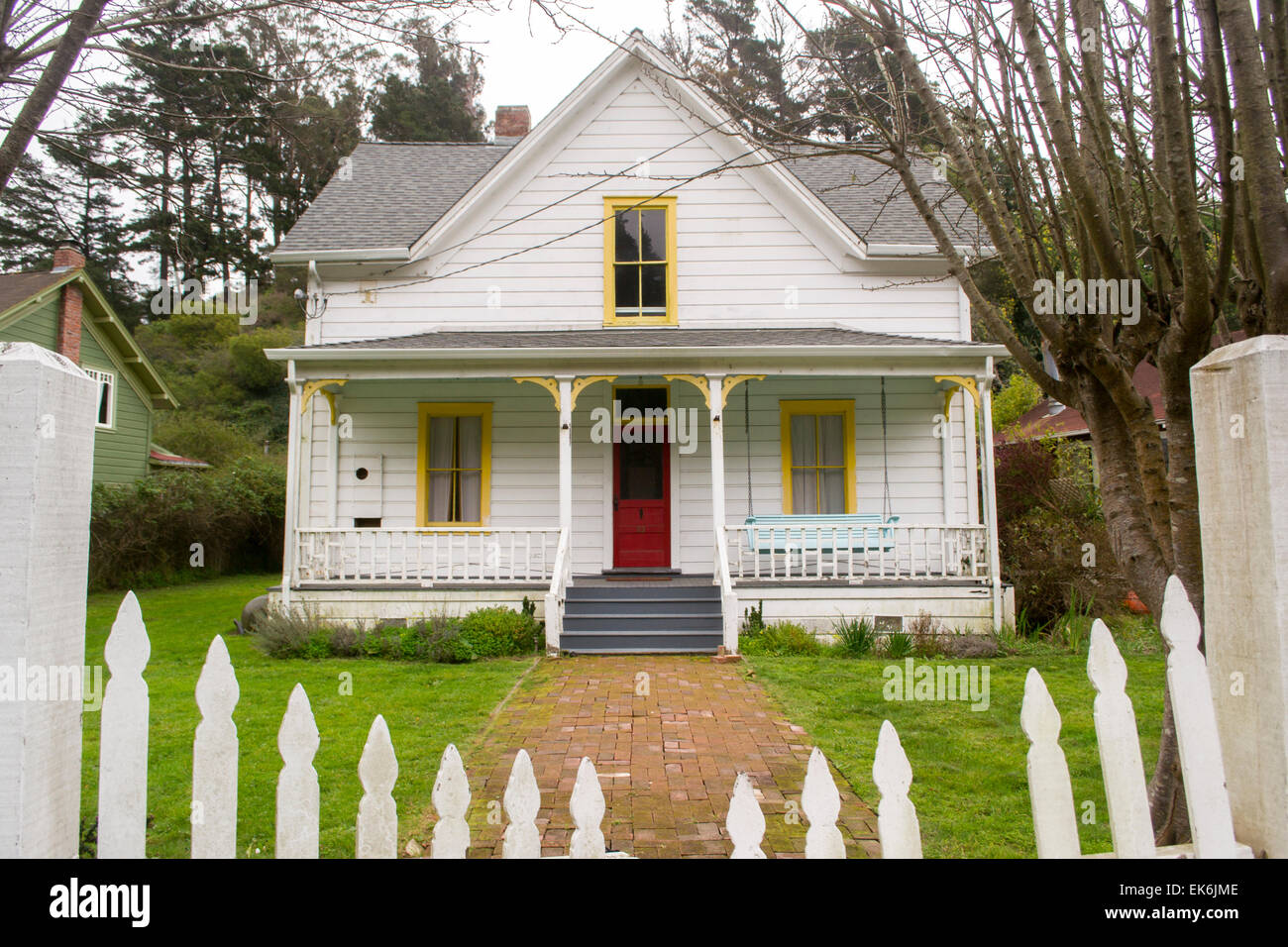 Brick house picket fence hi-res stock photography and images - Alamy