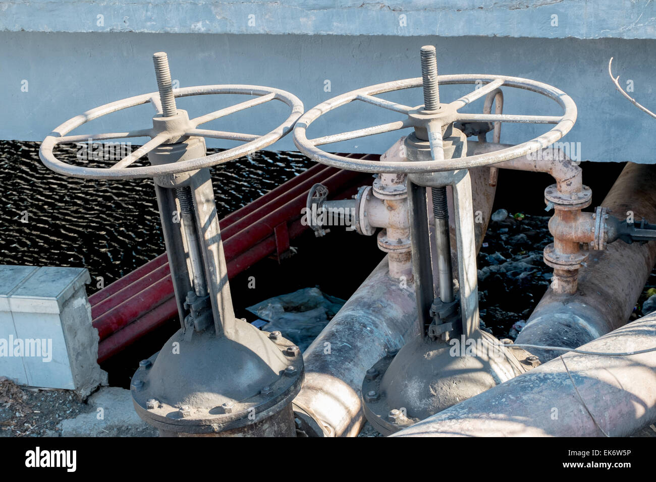 Oil pipeline valves hi-res stock photography and images - Alamy