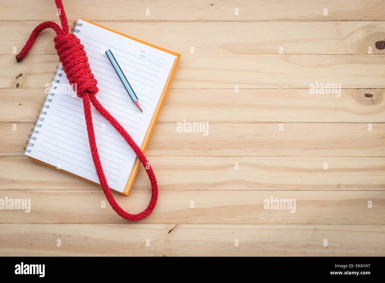 Rope with knotted and paper note on wooden background Stock Photo - Alamy