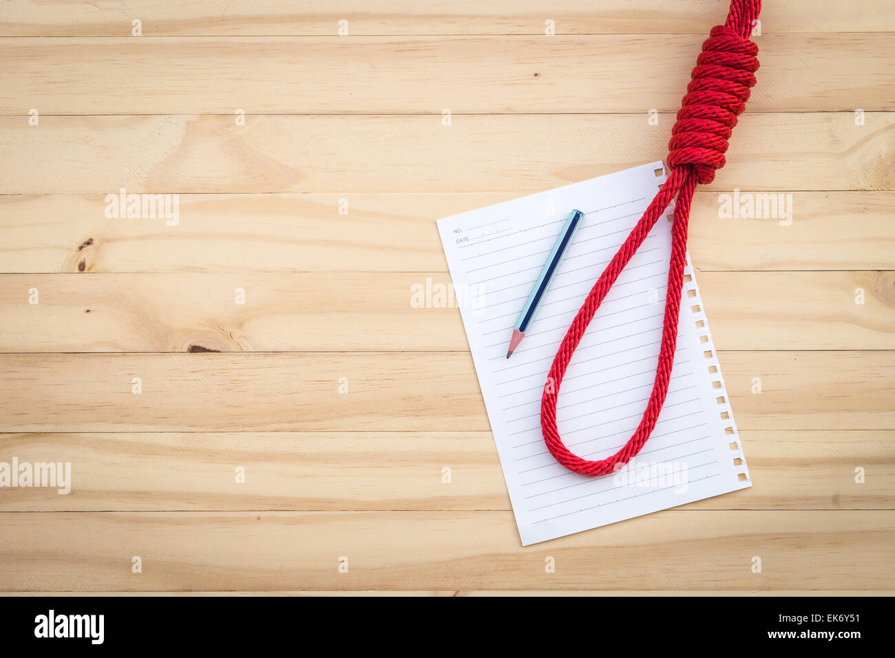 Rope with knotted and paper note on wooden background Stock Photo - Alamy