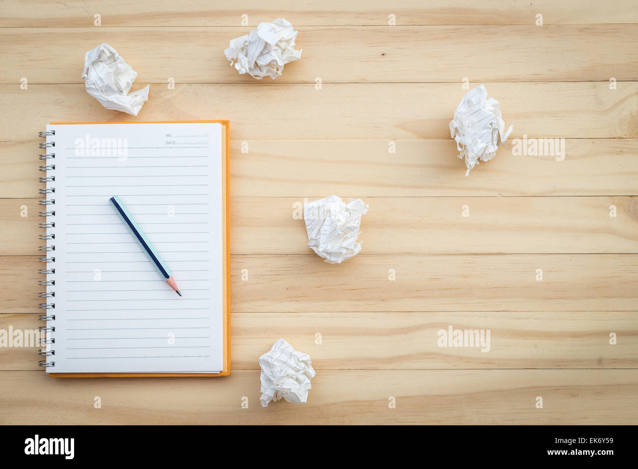 Paper note and pencil on wooden background Stock Photo - Alamy
