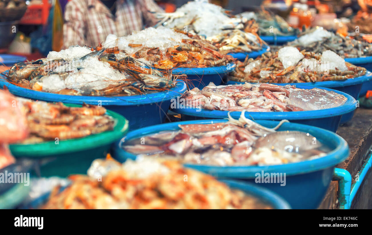 Traditional asian fish market Stock Photo - Alamy