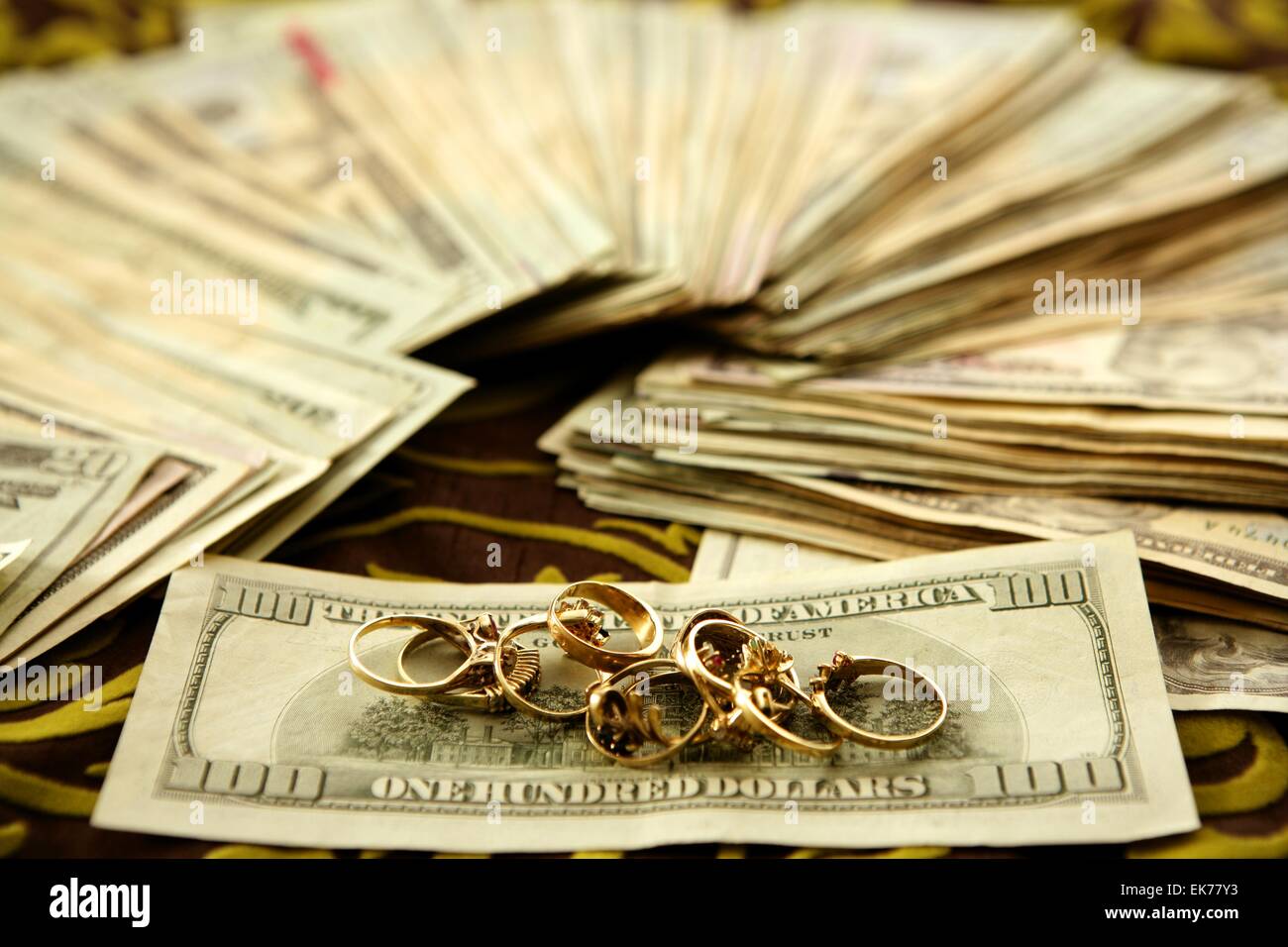 Diamond rings dollar hi-res stock photography and images - Alamy