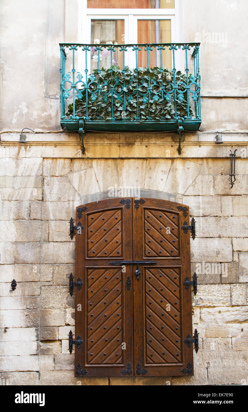 Old rustic wooden gate on stone wall Stock Photo - Alamy