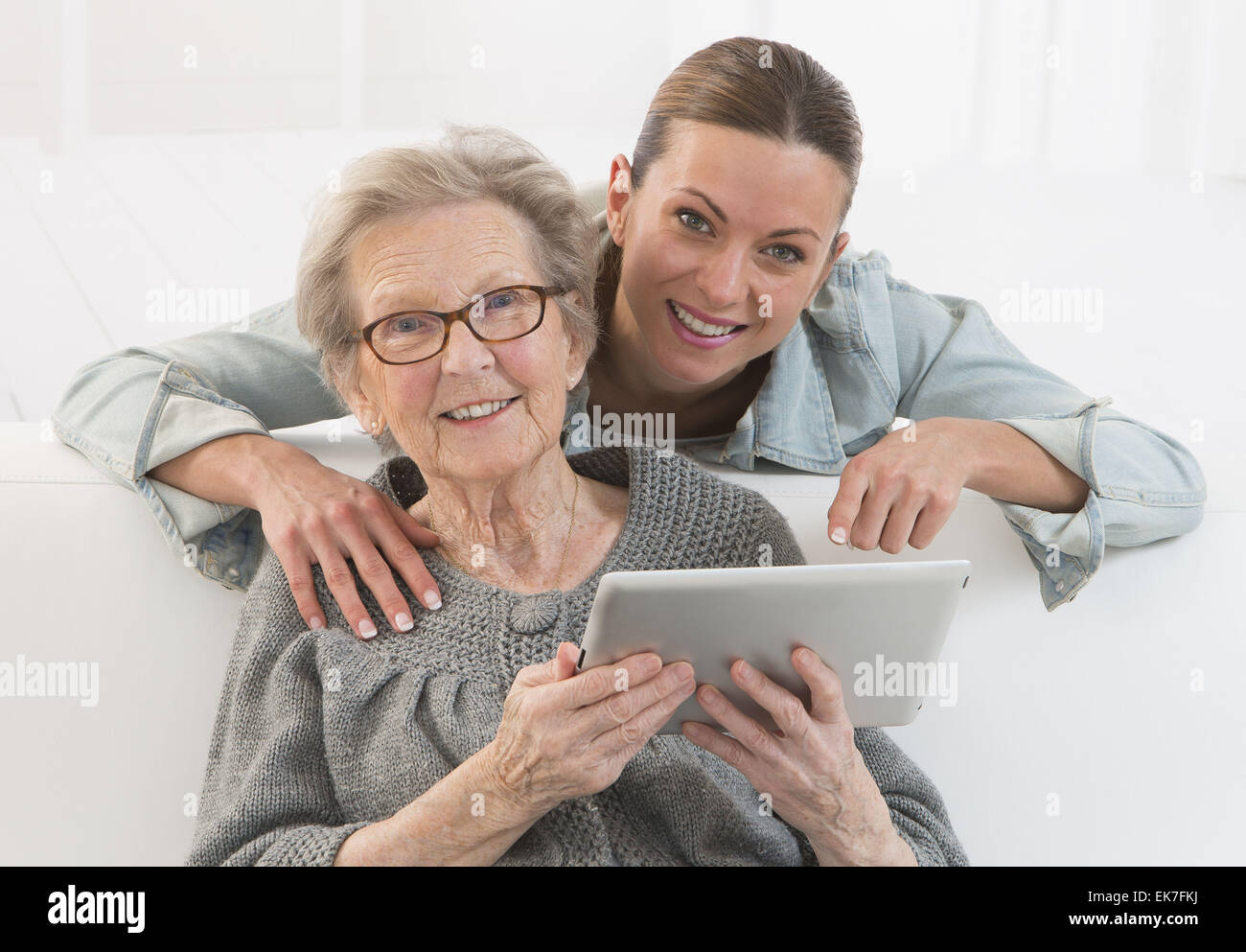 Tablet computing senior woman Stock Photo - Alamy