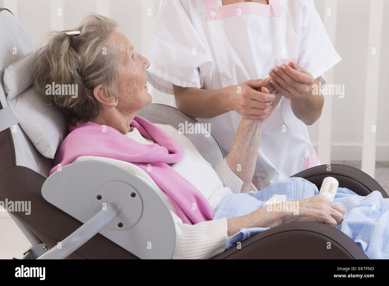 Massage hand senior Stock Photo - Alamy