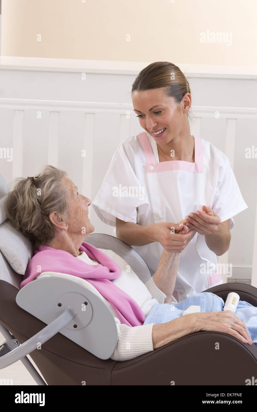 Massage hand senior Stock Photo - Alamy