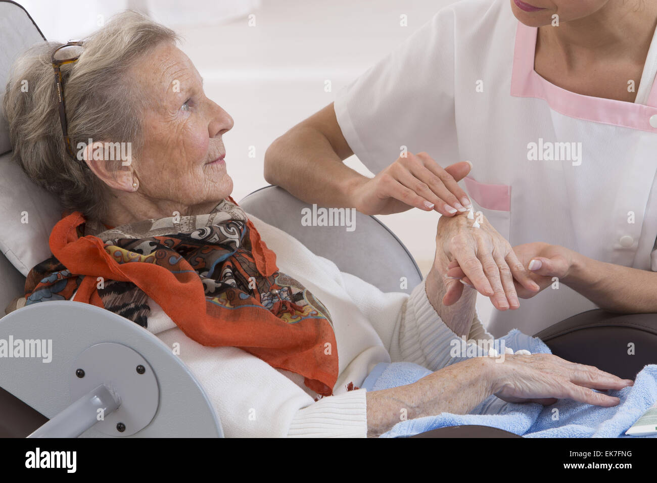 Hand care senior Stock Photo - Alamy