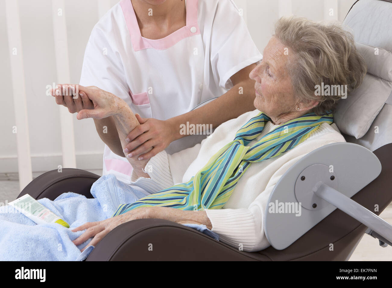 Massage hand senior Stock Photo - Alamy
