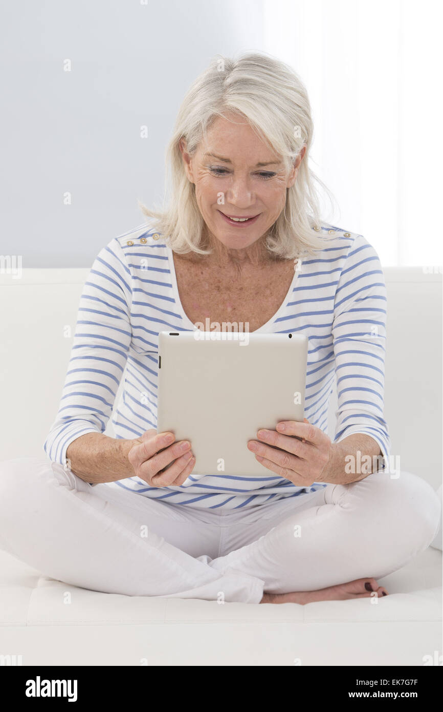Tablet computing senior woman Stock Photo - Alamy