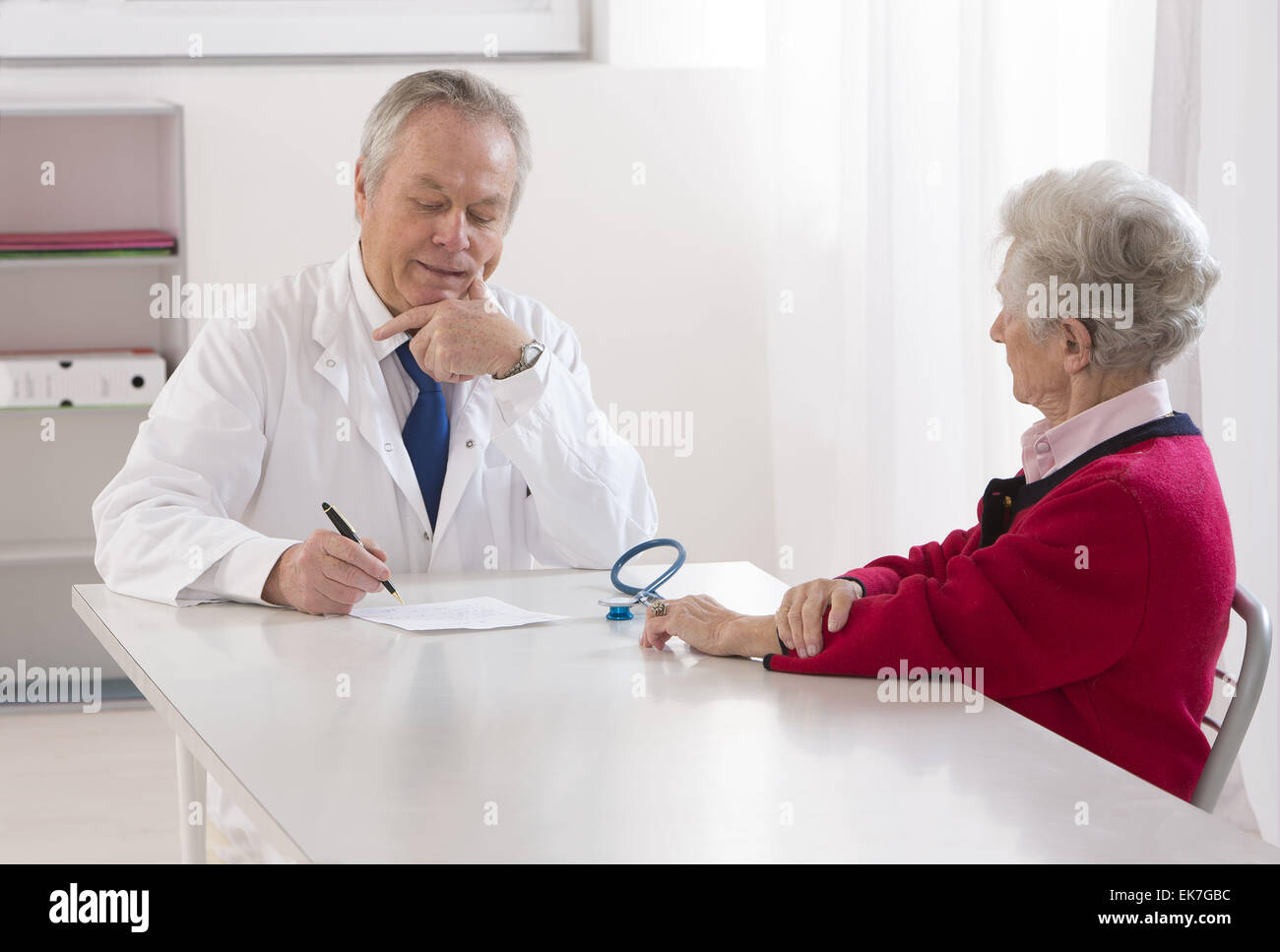 Dialog doctor senior woman Stock Photo - Alamy