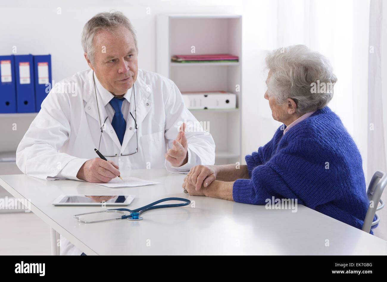 Dialog doctor senior woman Stock Photo - Alamy