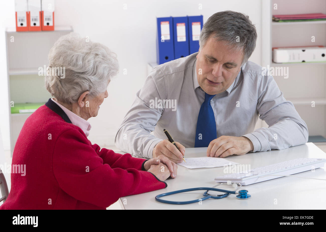 Dialog doctor senior woman Stock Photo - Alamy