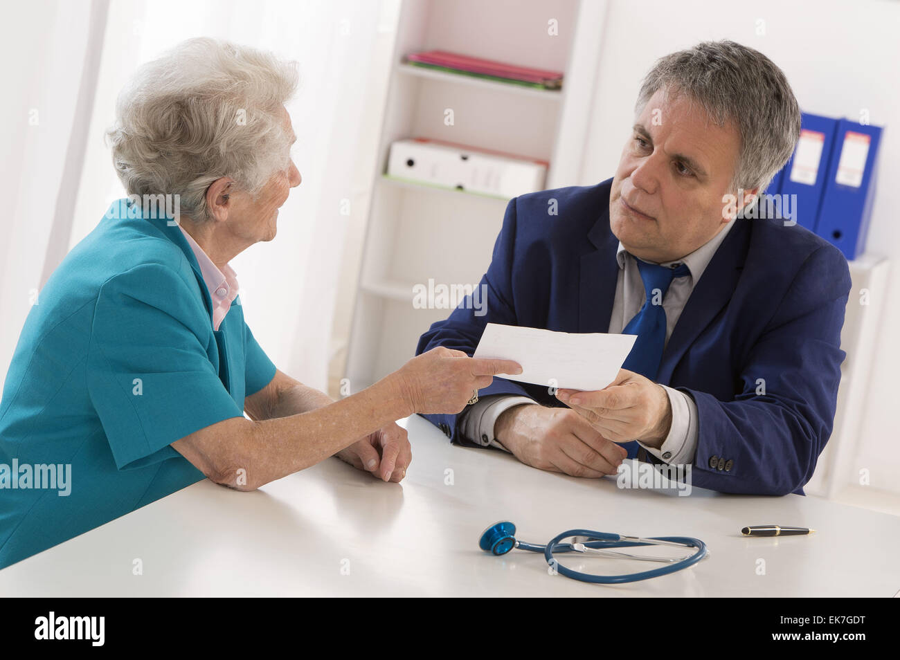 Dialog doctor senior woman Stock Photo - Alamy