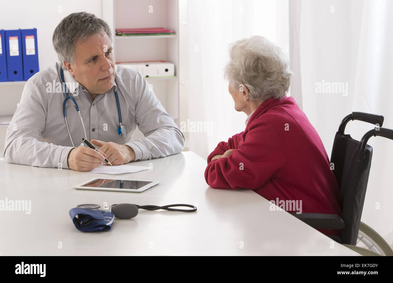 Dialog doctor senior woman Stock Photo - Alamy