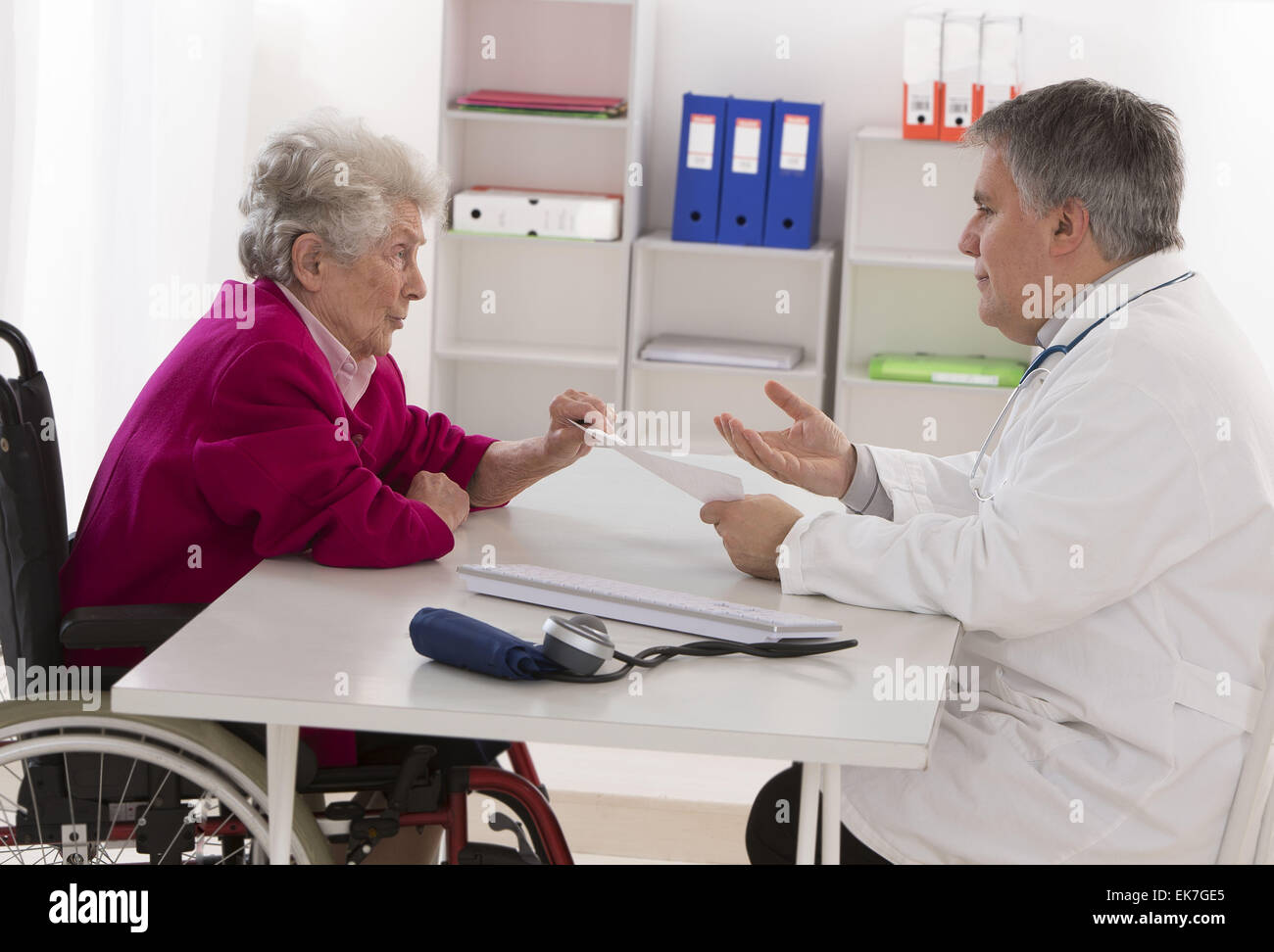 Consultation senior dialog Stock Photo - Alamy