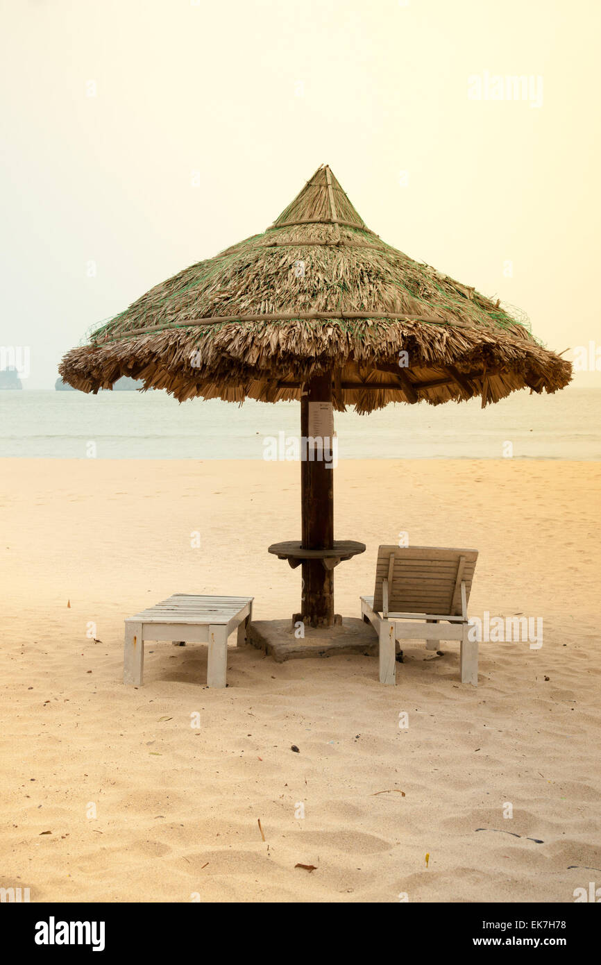 Beach straw awning hi-res stock photography and images - Alamy