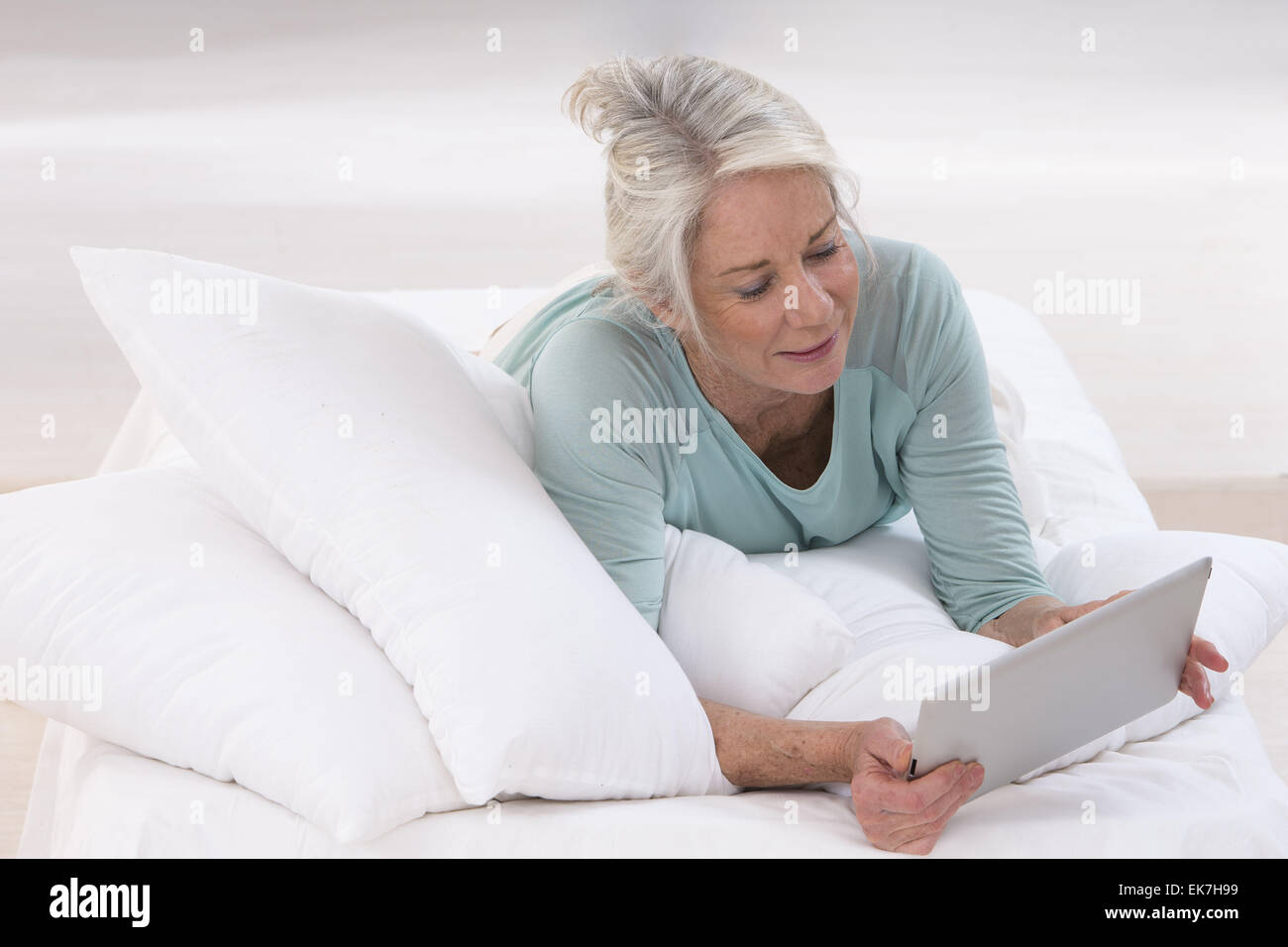 Tablet computing senior woman Stock Photo - Alamy