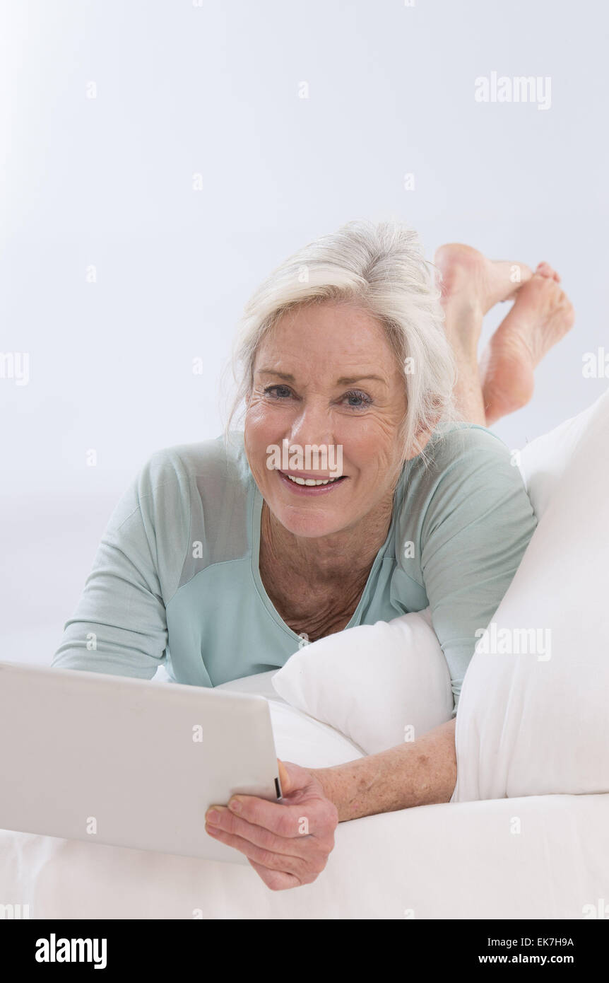 Tablet computing senior woman Stock Photo - Alamy
