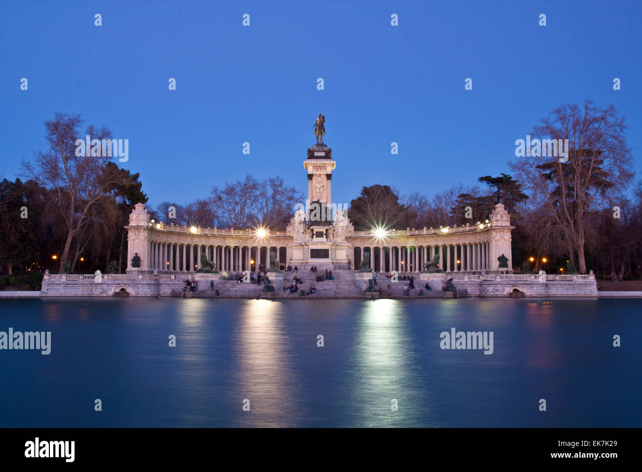 Madrid park retiro night people hi-res stock photography and images - Alamy