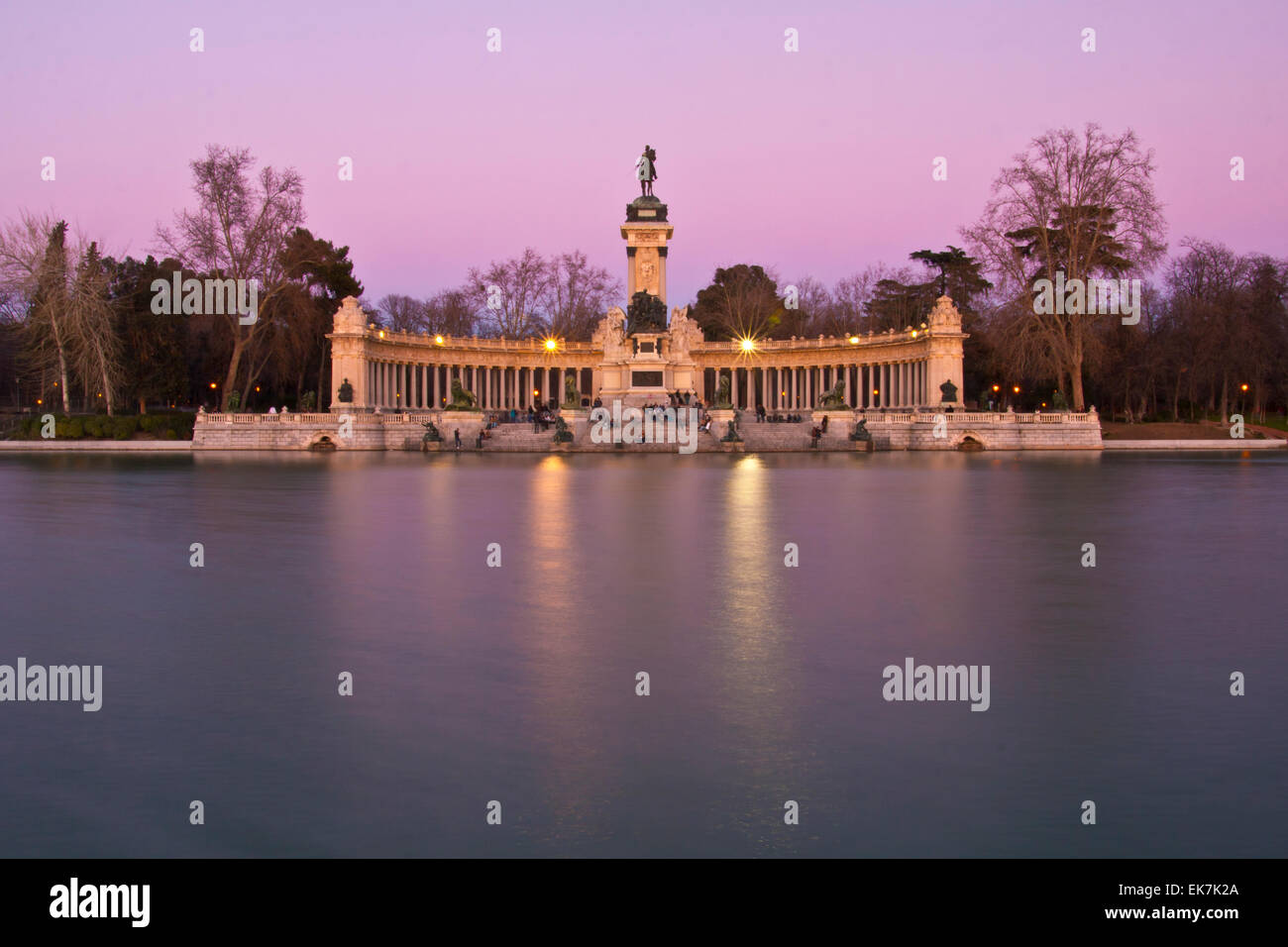 Madrid park retiro night people hi-res stock photography and images - Alamy
