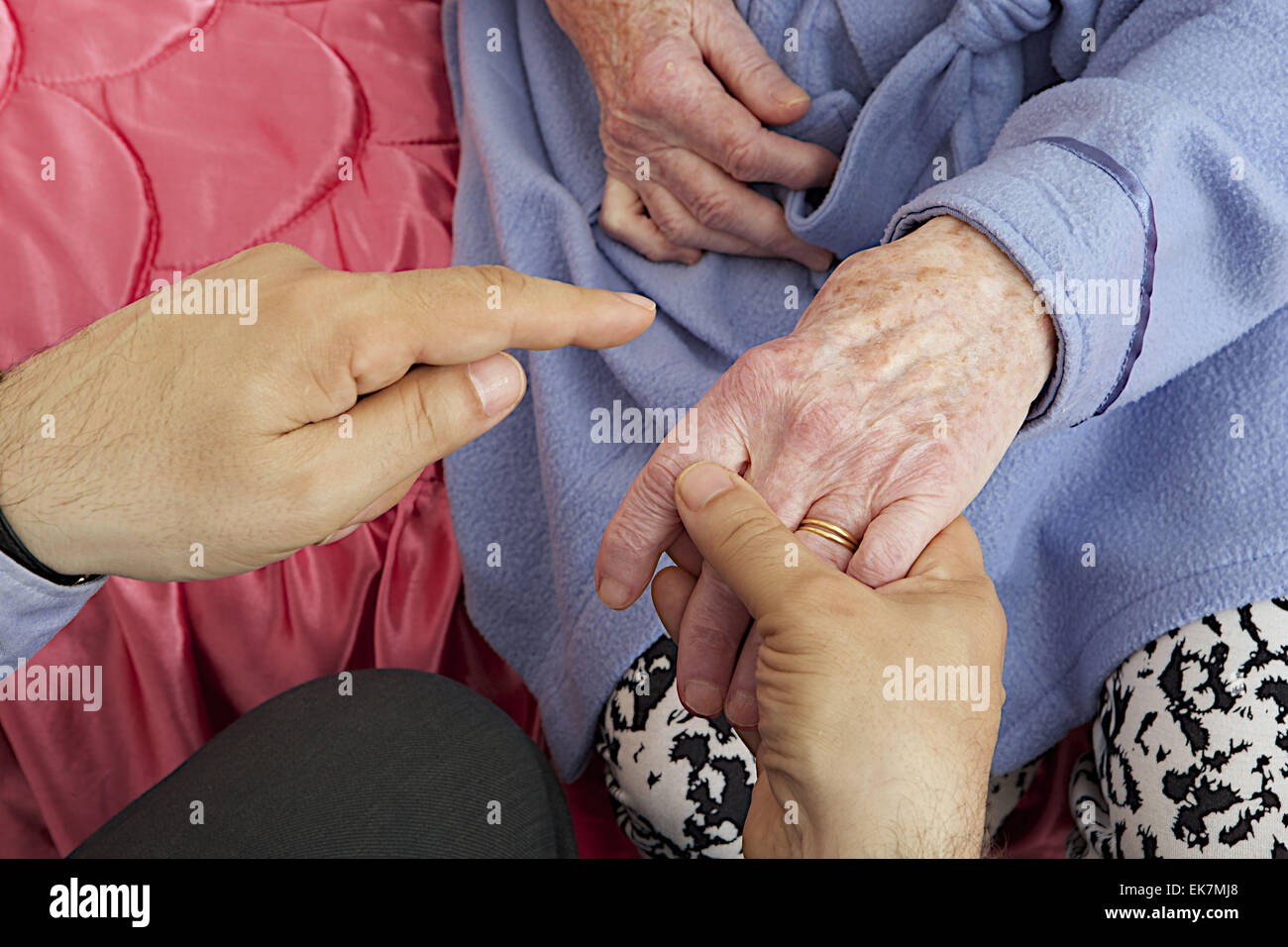 Osteoarthritis hand senior Stock Photo - Alamy