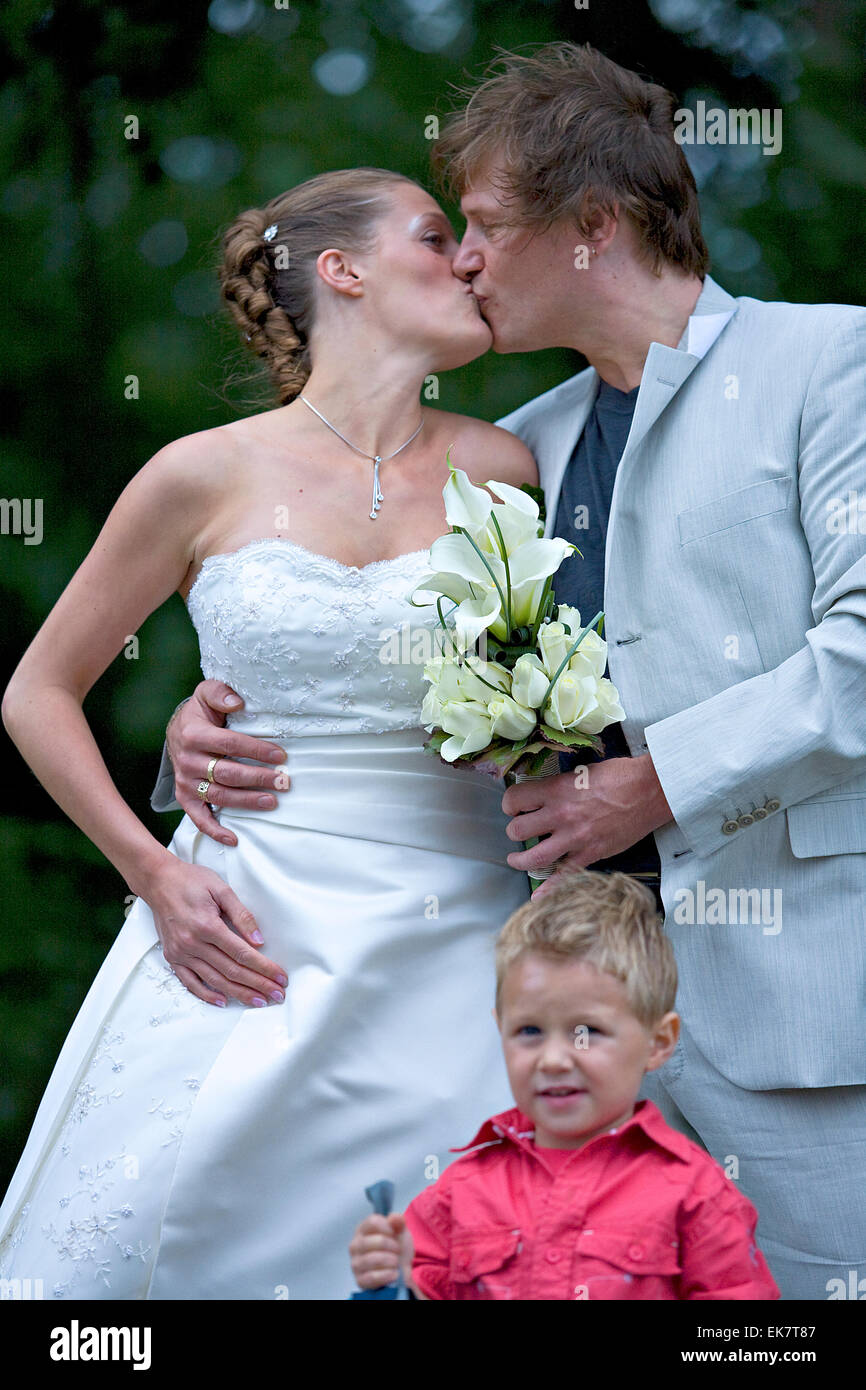 Wedding couple kissing Stock Photo - Alamy