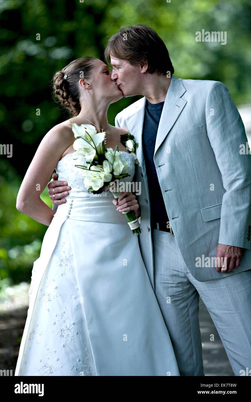 Wedding couple kissing Stock Photo - Alamy