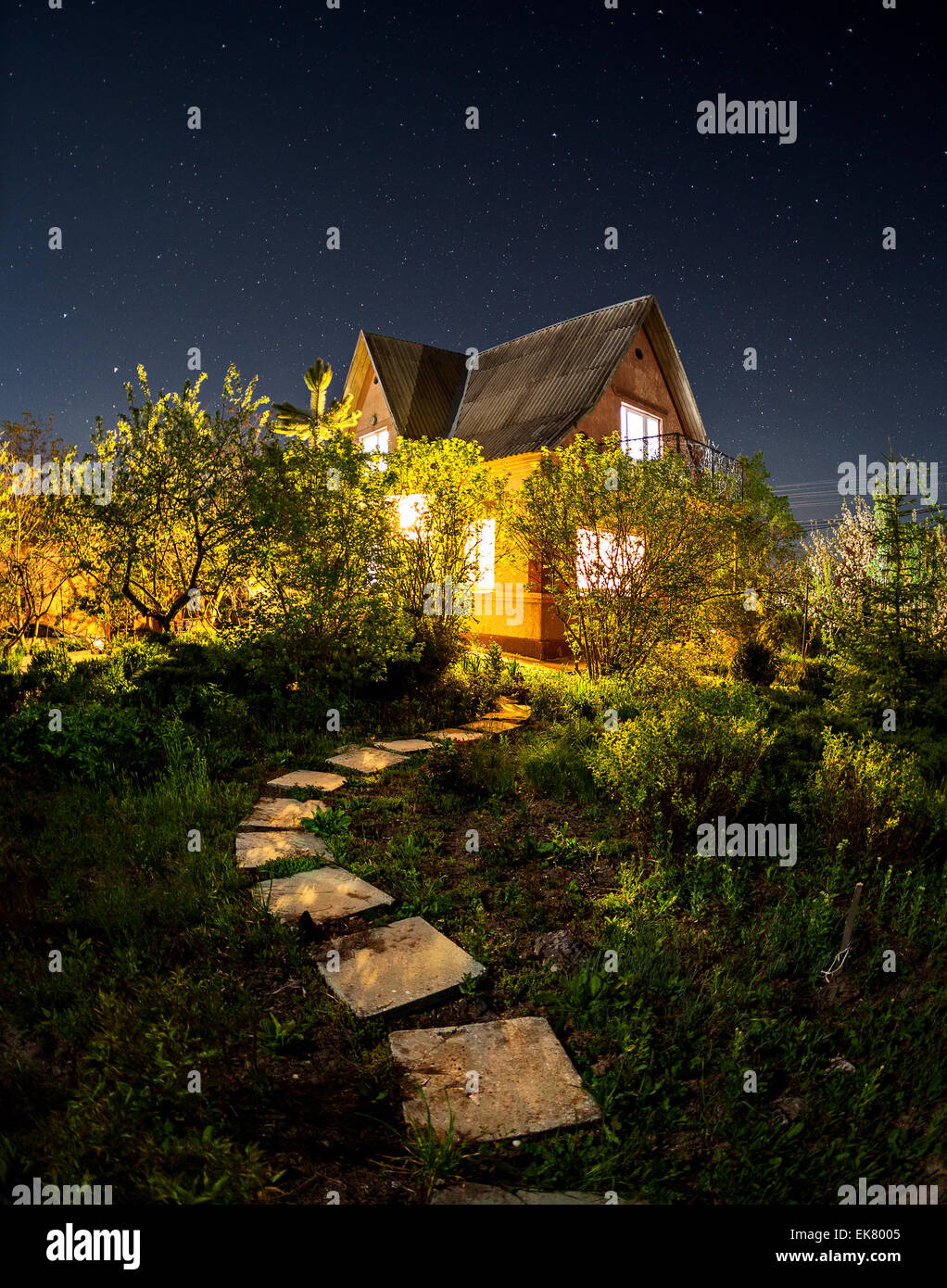 Starry night sky house hi-res stock photography and images - Alamy