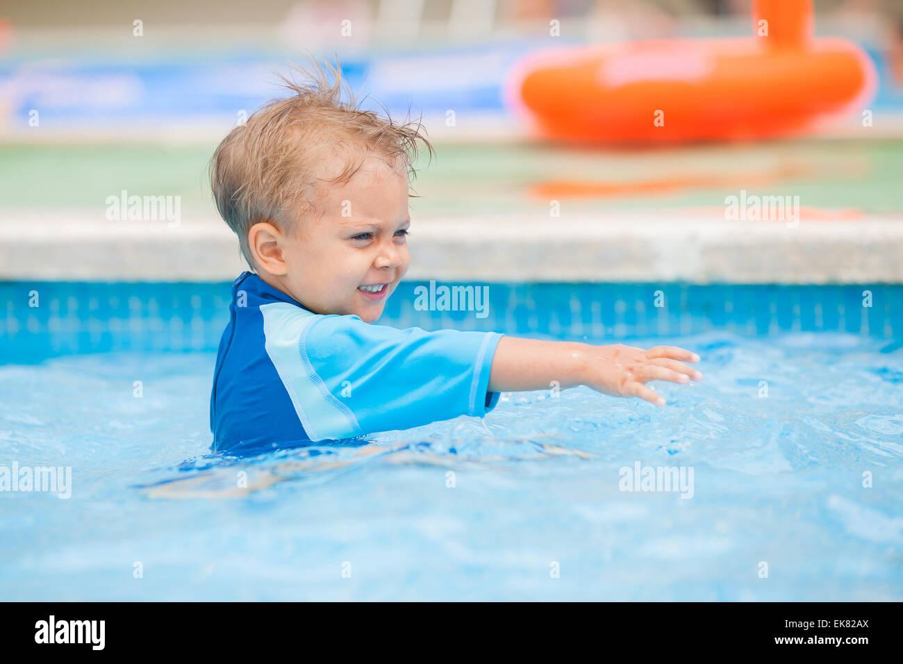 boy playing in a pool of water Stock Photo - Alamy