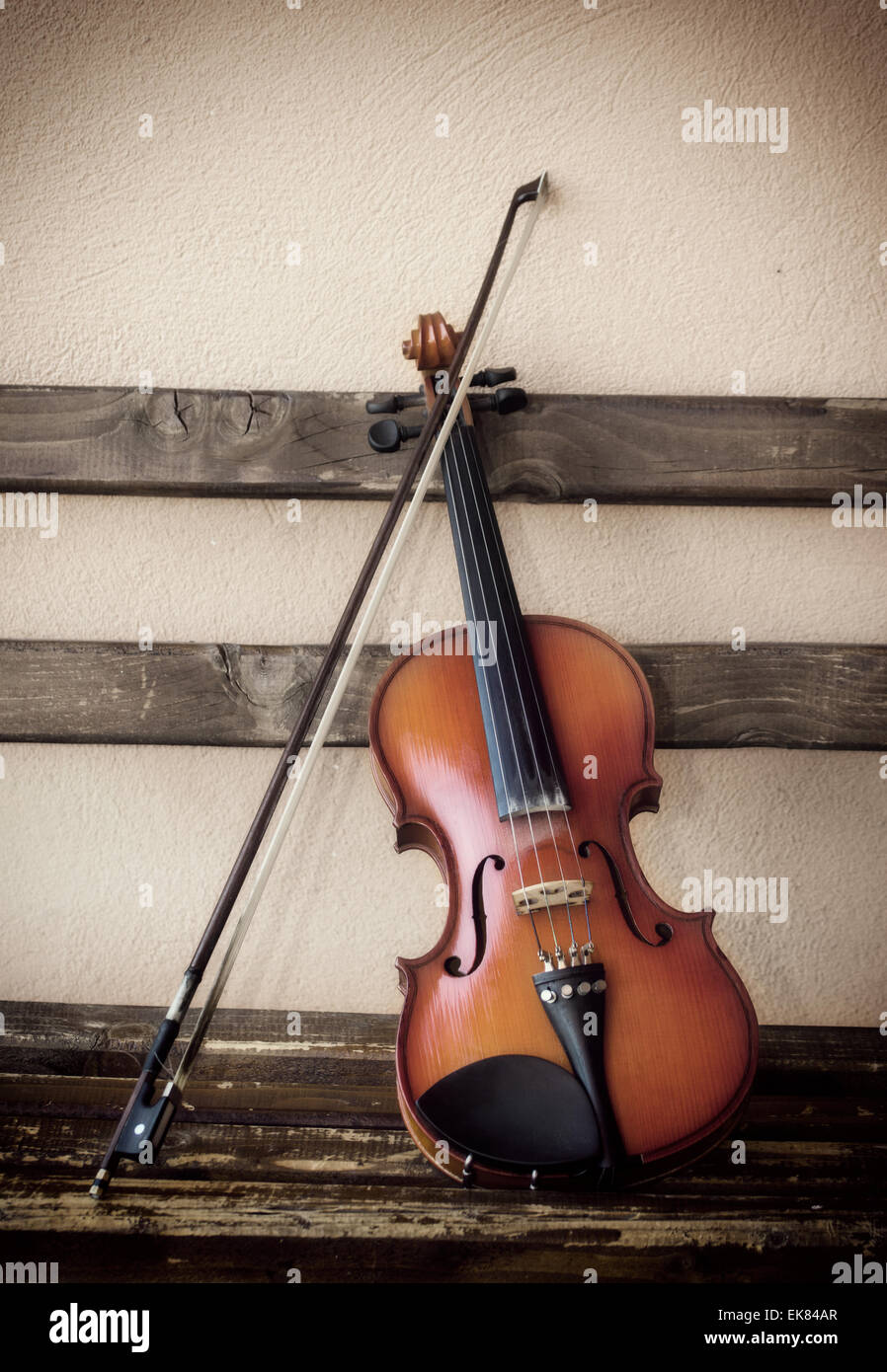 Old classic violin hi-res stock photography and images - Alamy