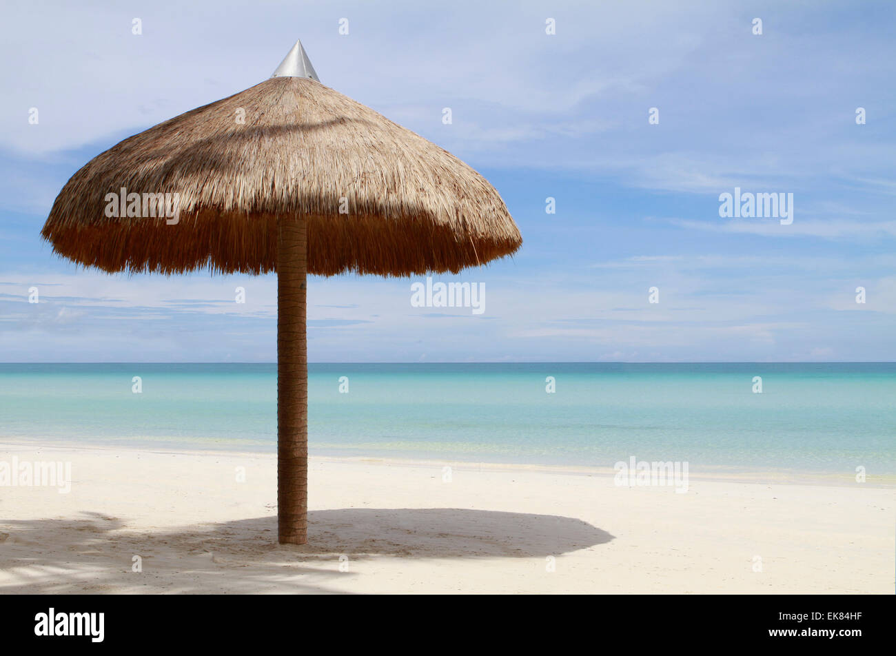 Sunshade on white sand hi-res stock photography and images - Alamy