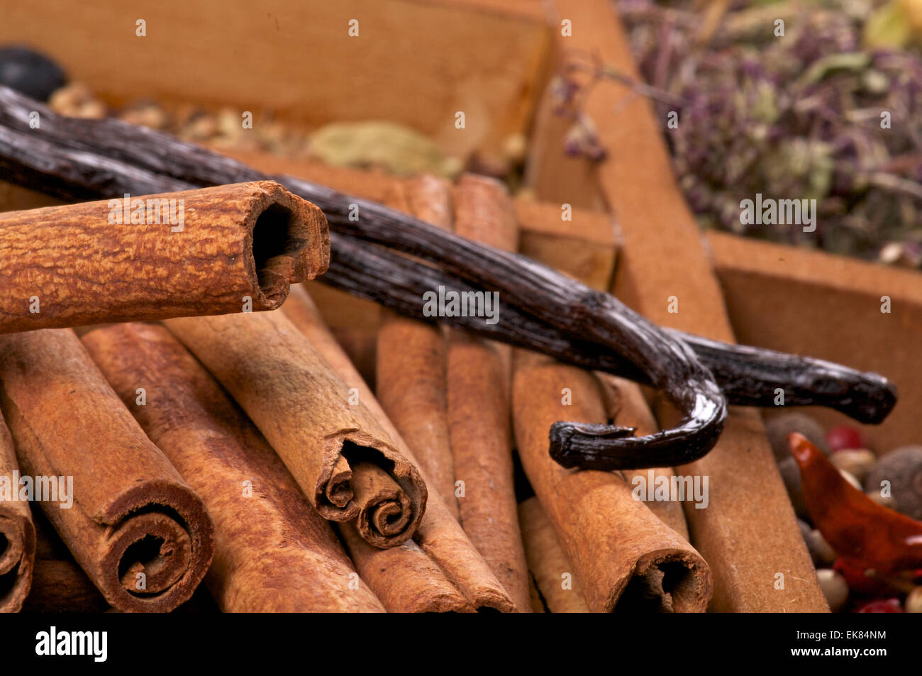 Cinnamon Sticks and Vanilla Pods Stock Photo - Alamy