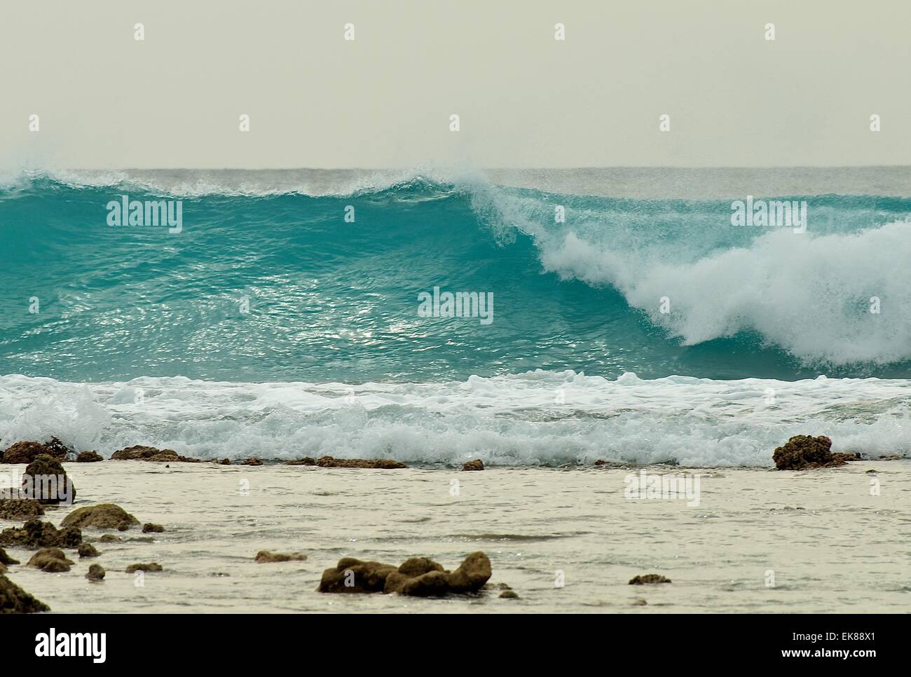 High contrast wave breaking hi-res stock photography and images - Alamy