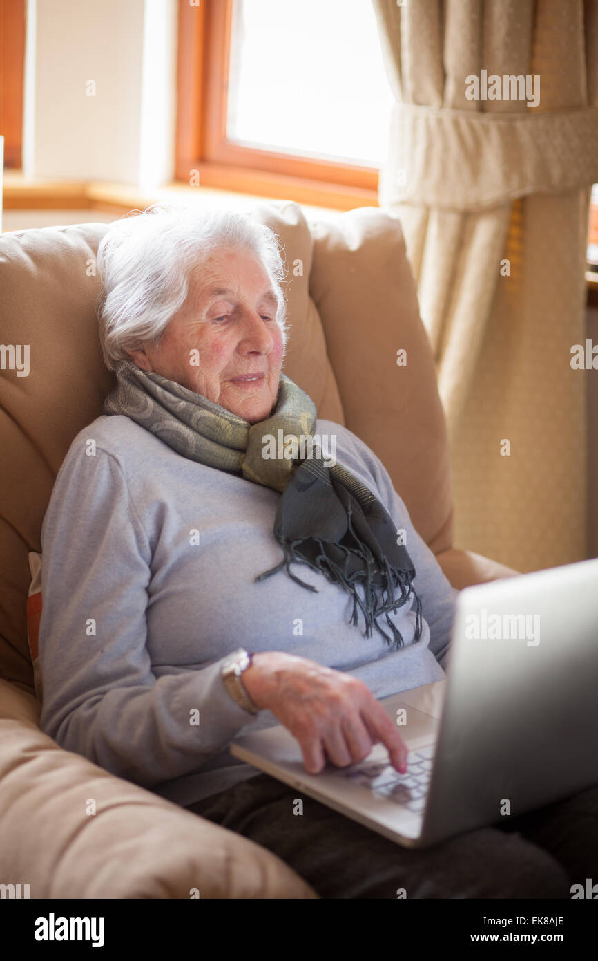 Old lady using a laptop hi-res stock photography and images - Alamy