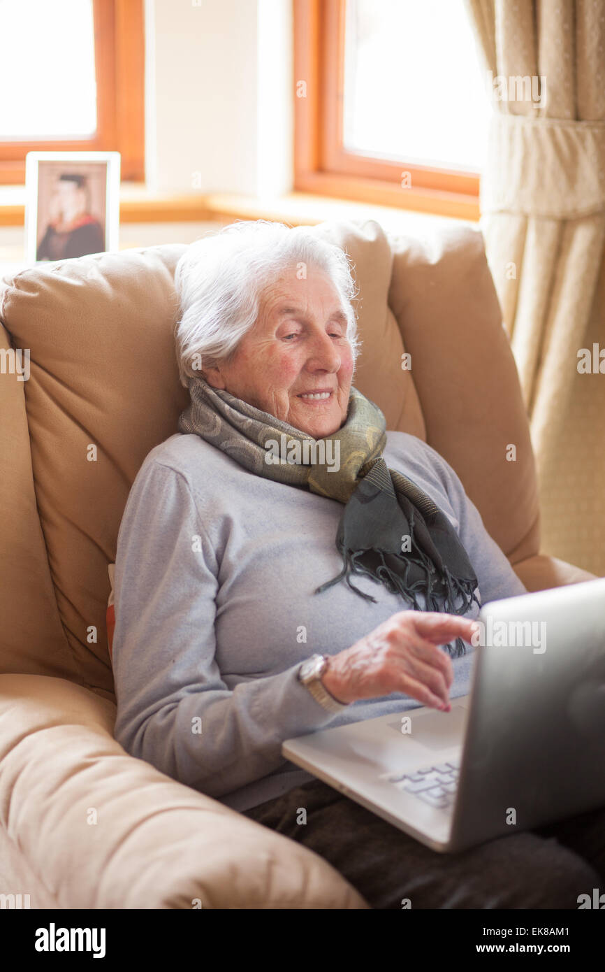 Old lady using a laptop hi-res stock photography and images - Alamy
