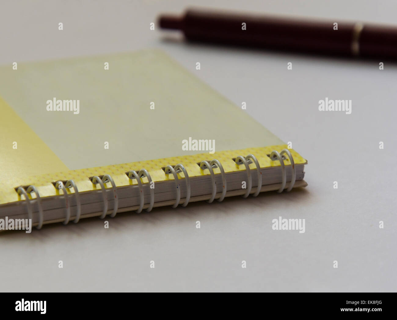 Pen and note Stock Photo - Alamy