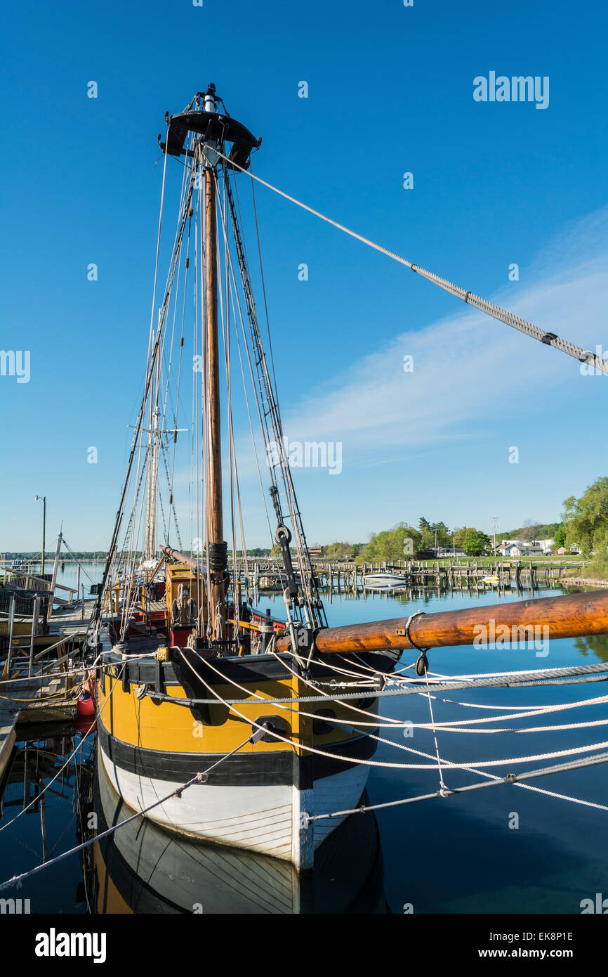 Sloop ship hi-res stock photography and images - Alamy