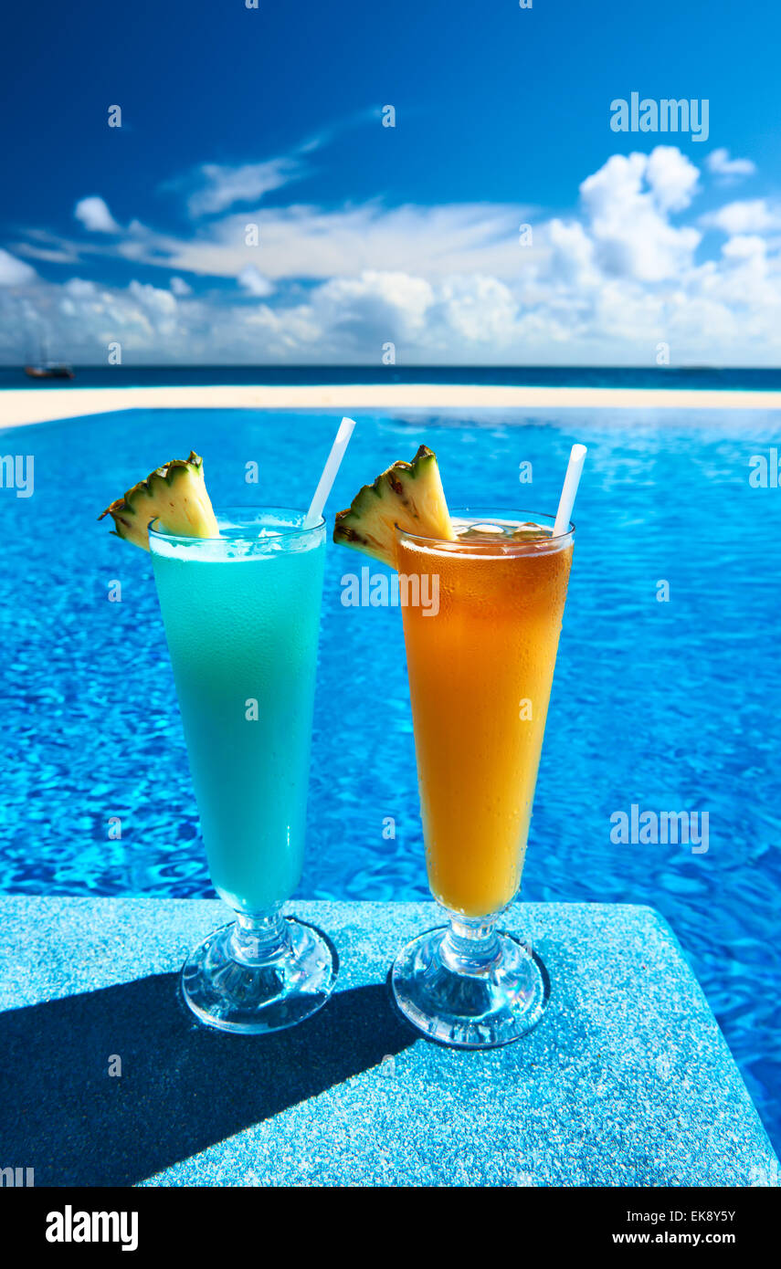 Cocktails near swimming pool Stock Photo - Alamy