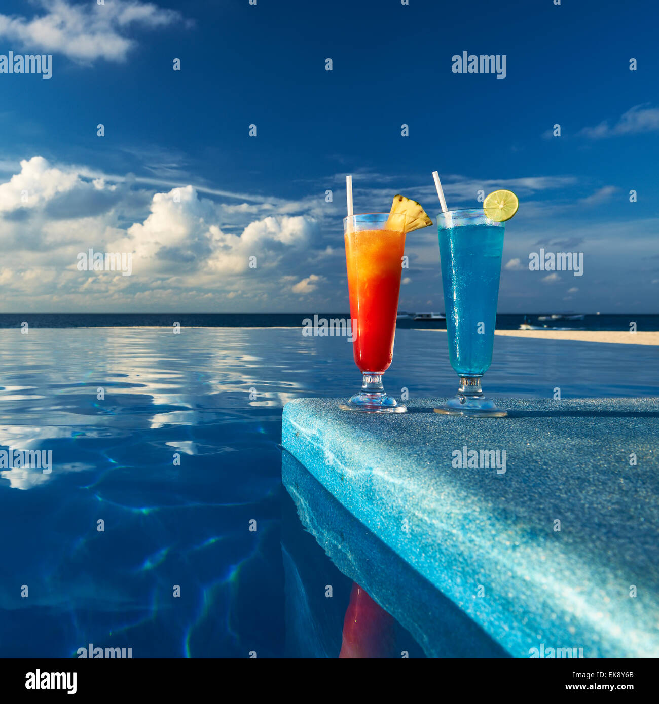 Cocktails near swimming pool Stock Photo - Alamy