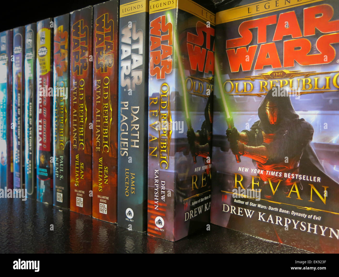 Book set bookshelf shelf hi-res stock photography and images - Alamy