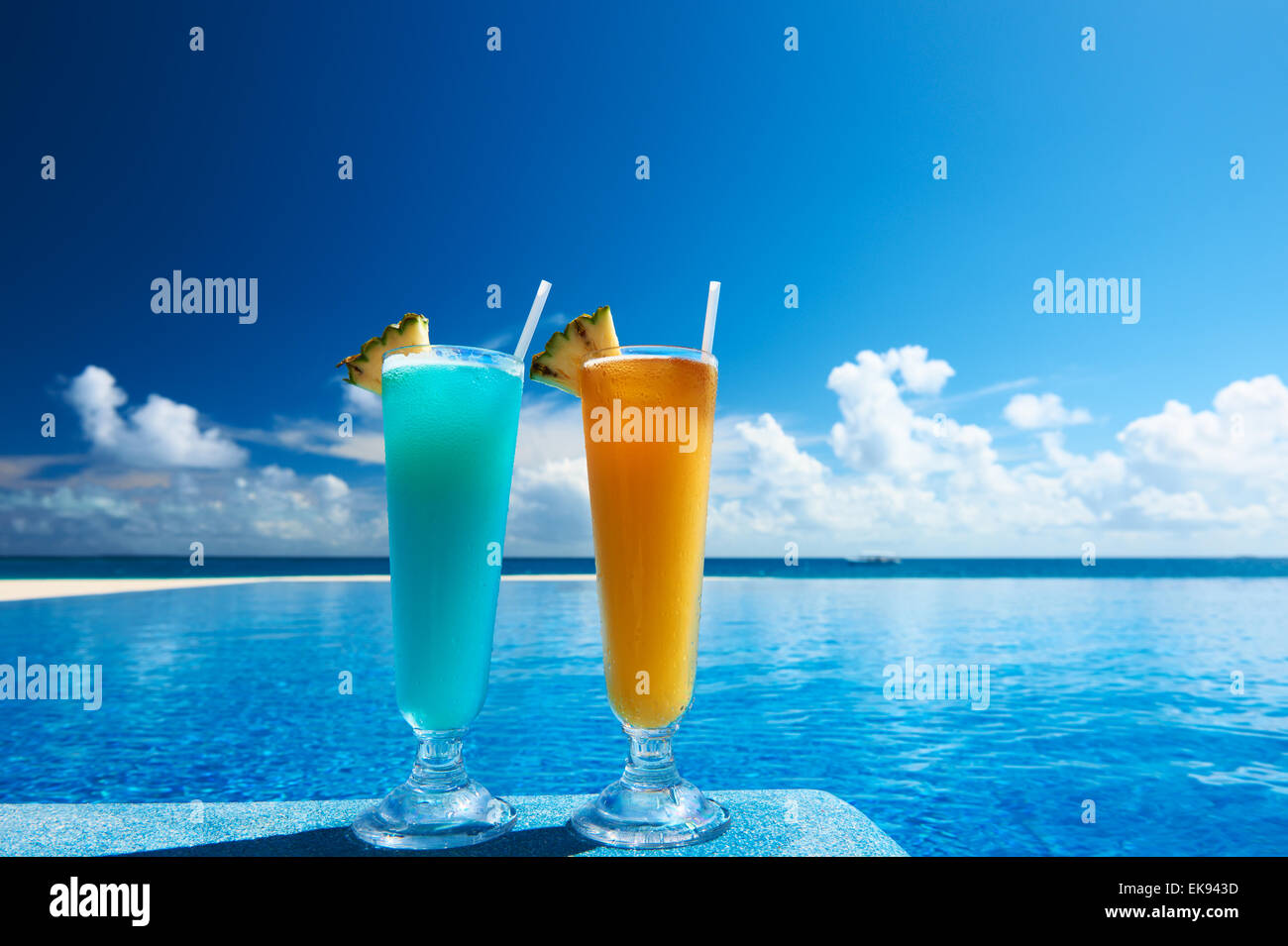 Cocktails near swimming pool Stock Photo - Alamy