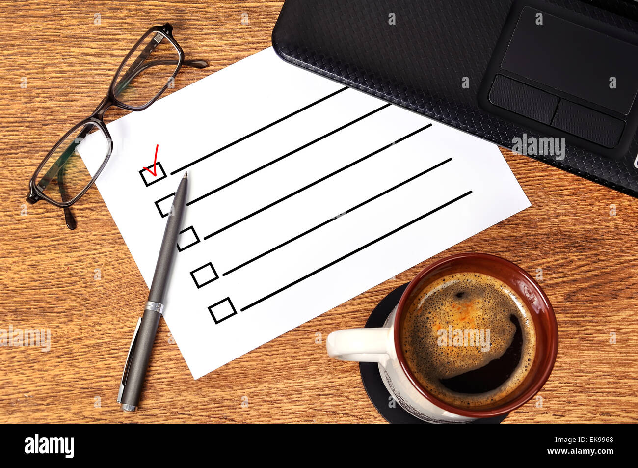 Checklist on paper hi-res stock photography and images - Alamy