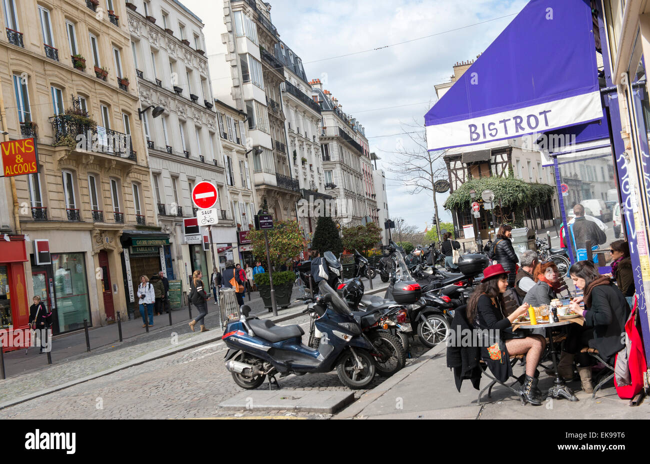 Rue Lepic in Montmartre, Paris France EU Stock Photo - Alamy