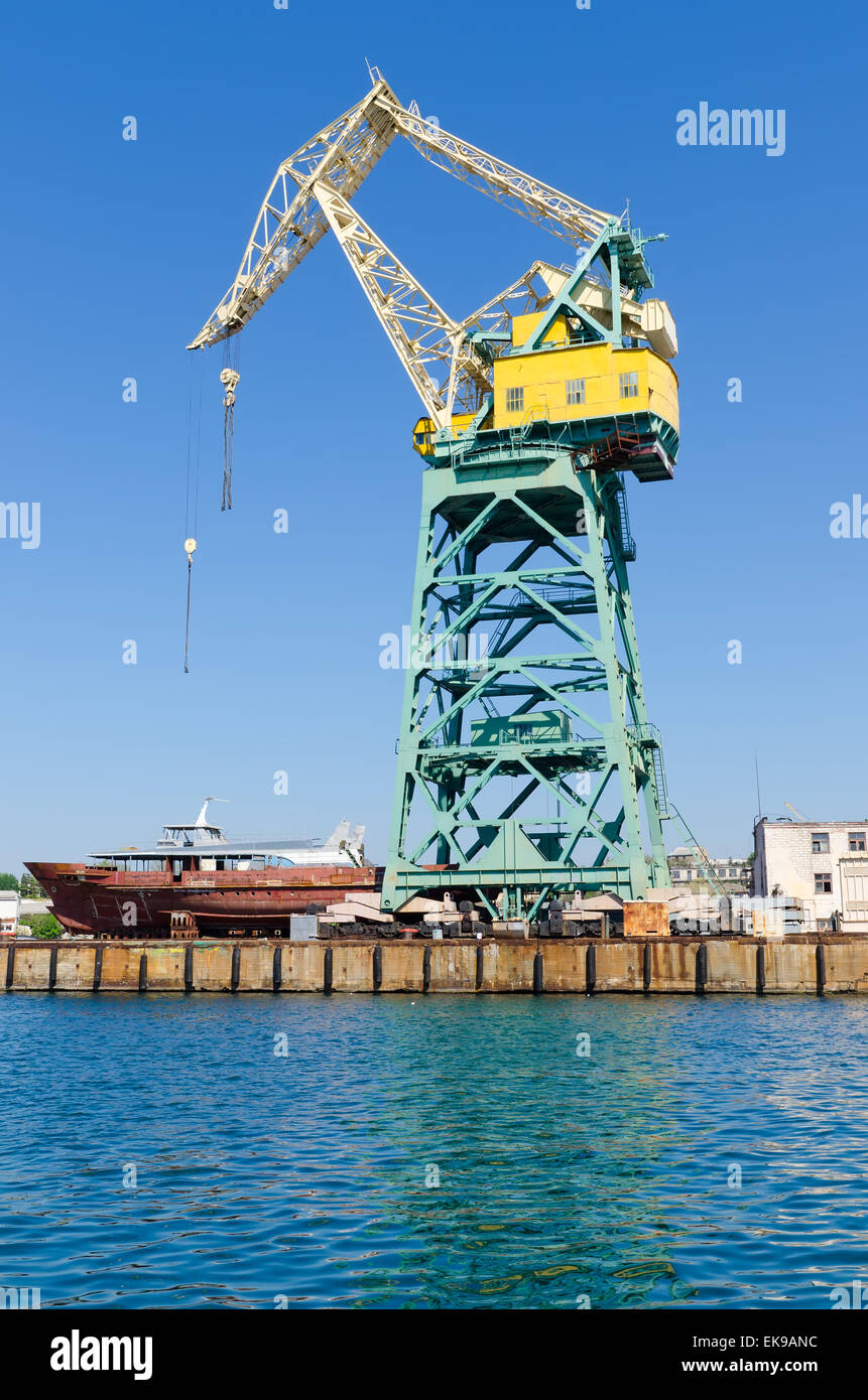The giant floating crane hi-res stock photography and images - Alamy