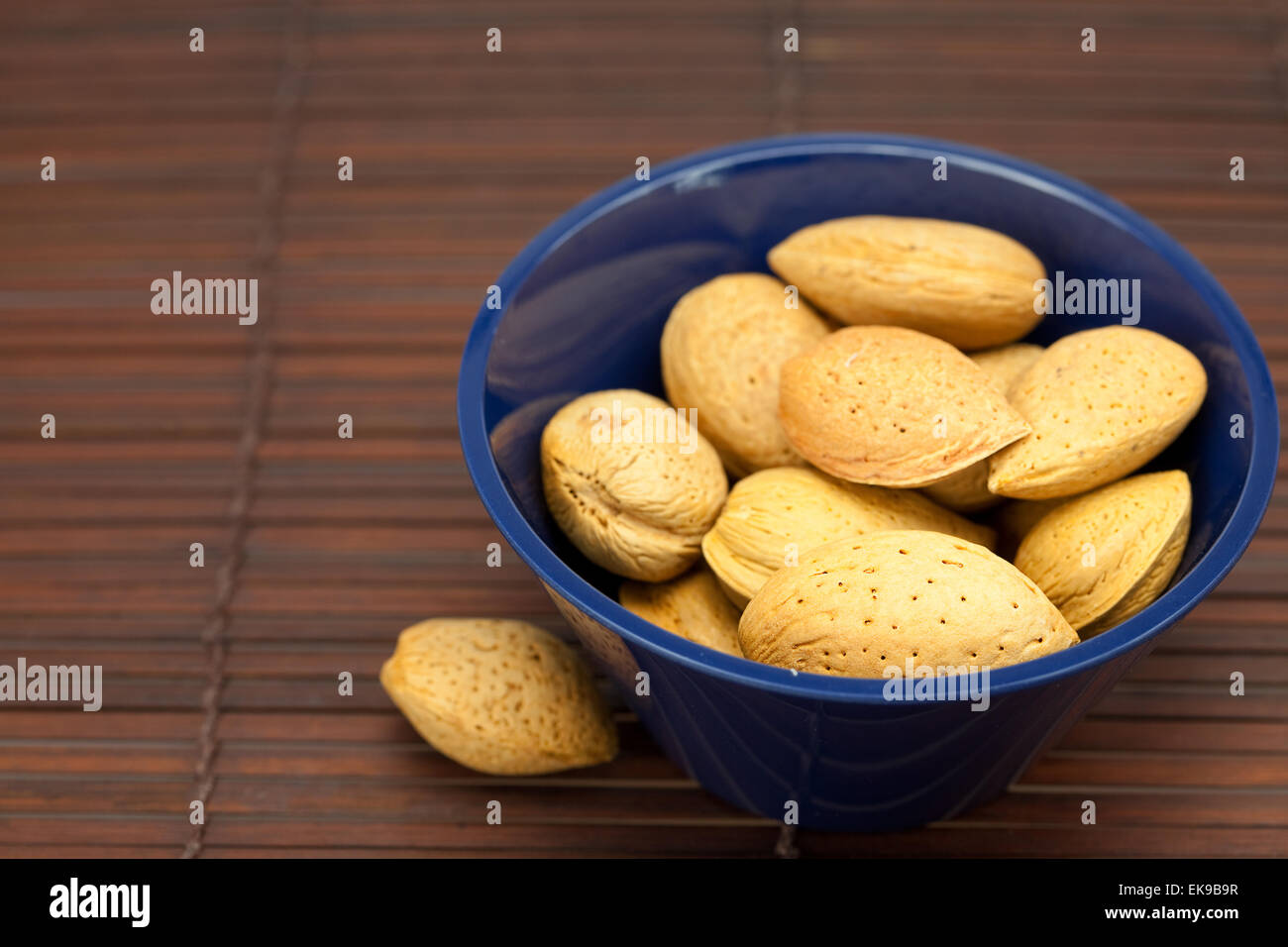 A circle of raw almonds hi-res stock photography and images - Alamy
