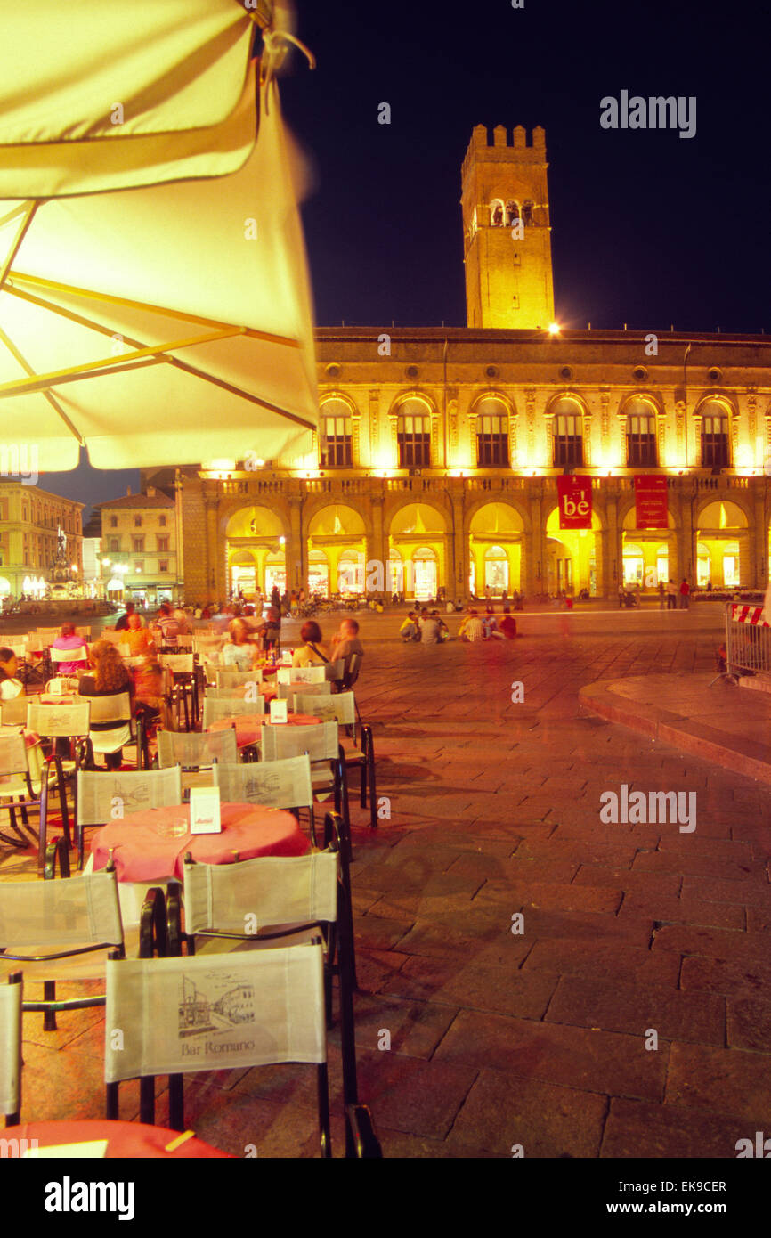 Cafe piazza bologna table hi-res stock photography and images - Alamy