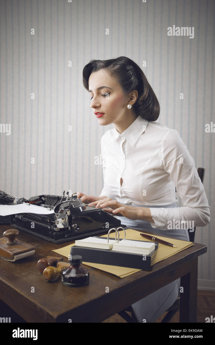 Woman typewriter 1960 hi-res stock photography and images - Alamy